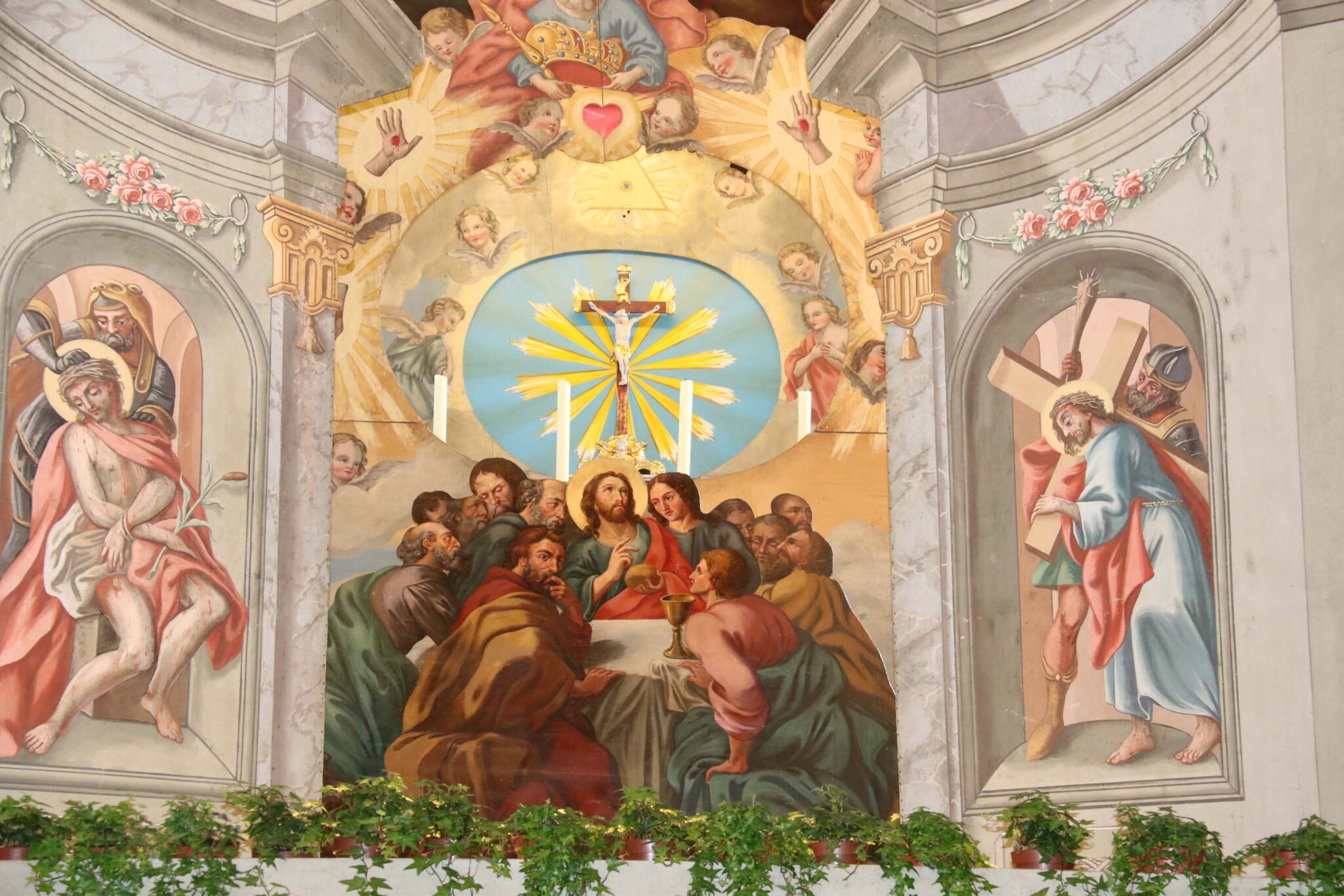 Wie eine Theaterkulisse: Großes Schaubild erinnert an die Leiden Jesu ...